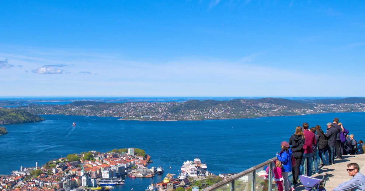 Hiking at Mount Fløyen in Bergen / Authentic Scandinavia