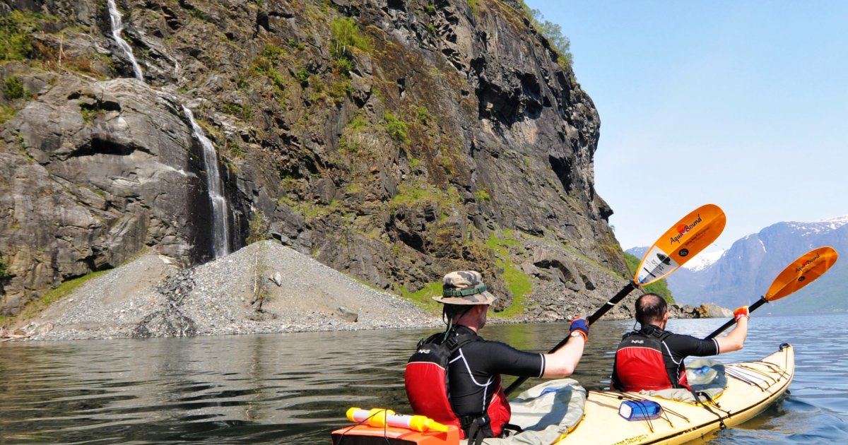 Kayaking in Flåm (fjord paddle) / Authentic Scandinavia
